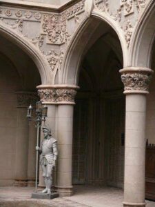 La Fascinante Historia del Excéntrico Castillo Naveira de Luján